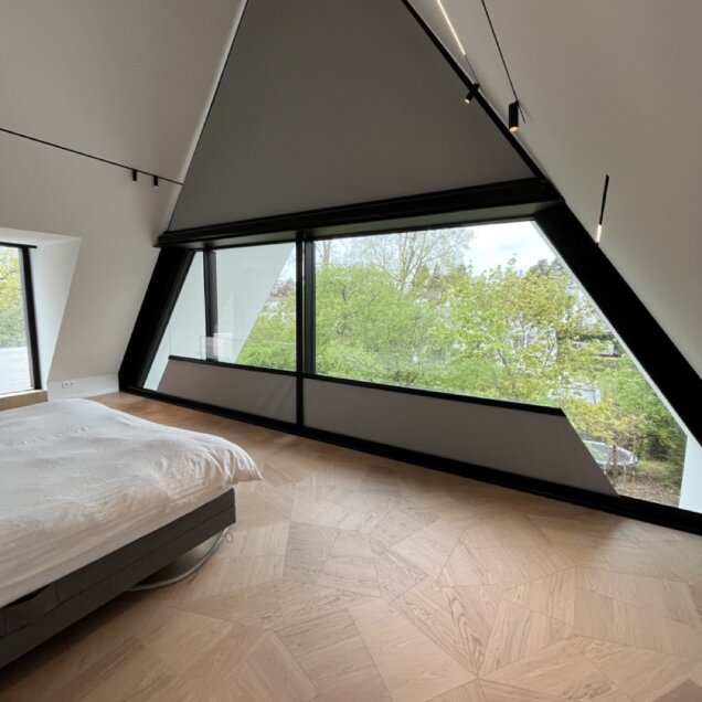 Comment habiller une fenêtre trapèze ou triangulaire ? - Laloux Stores FR